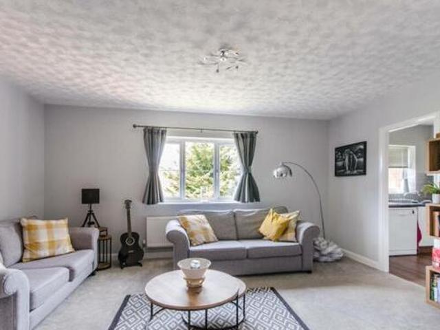 2 Bedroom Flat For Rent In Gladstone Park, London
