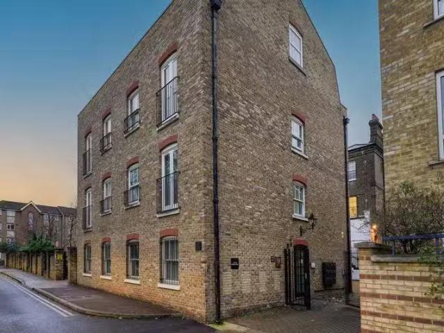 2 bedroom flat for rent in Glebe Court, Rainhill Way E3