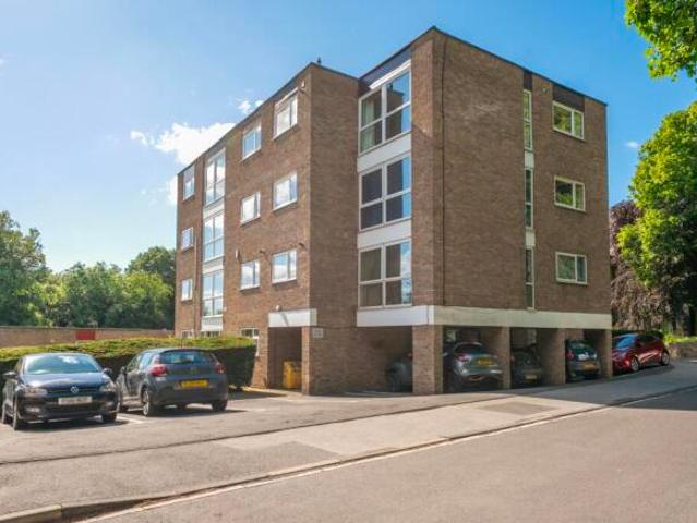 2 bedroom flat for rent in Gledhow Wood Close, Leeds, LS8