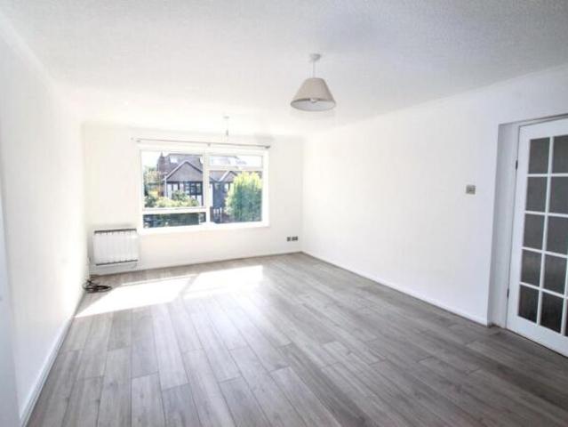 2 bedroom flat for rent in Glengall Road, Woodford Green, IG8