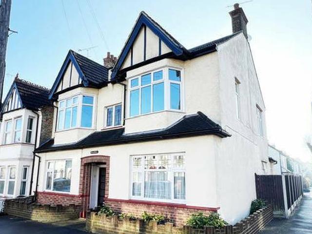 2 bedroom flat for rent in Glendale Gardens LeighonSea SS9