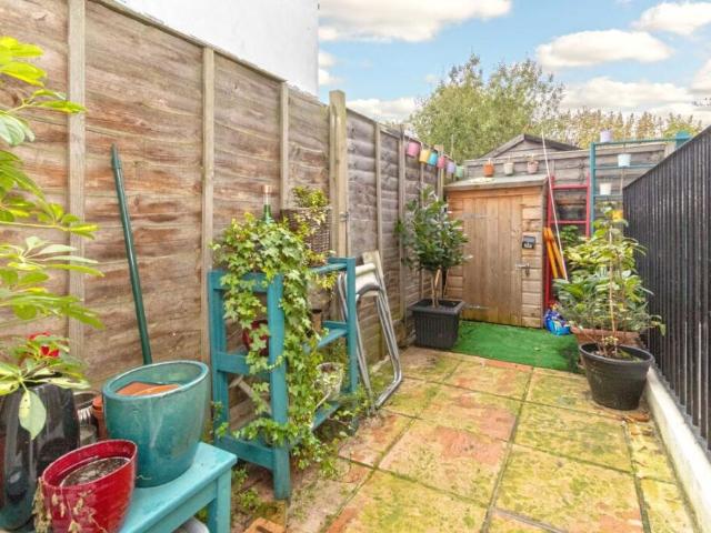 2 bedroom flat for rent in Gleneldon Road, Streatham, SW16