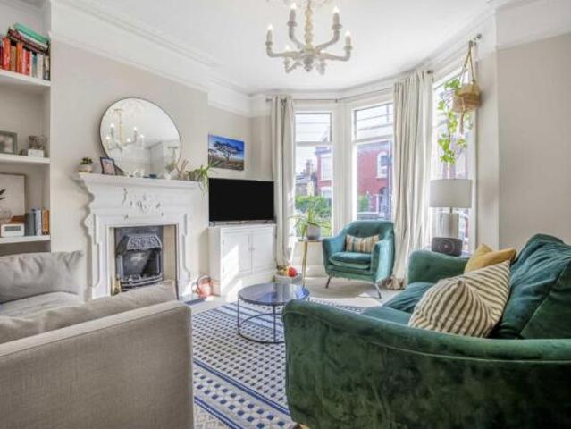 2 bedroom flat for rent in Glenfield Road, Balham, SW12