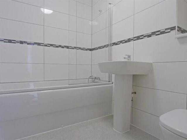 2 bedroom flat for rent in Grove Road, Eastbourne, BN21