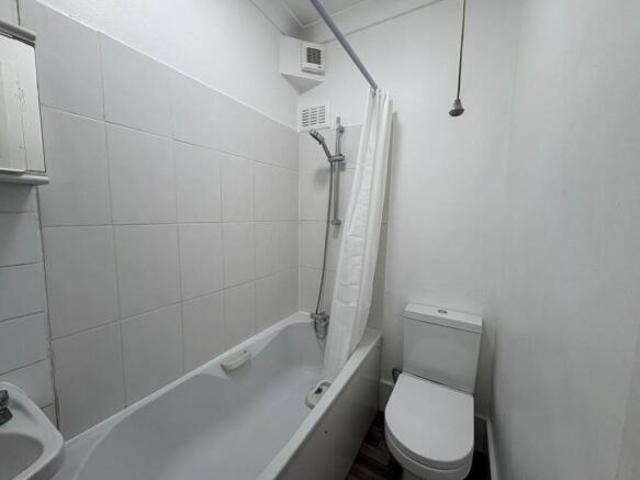2 bedroom flat for rent in Grosvenor Road, Ilford, IG1