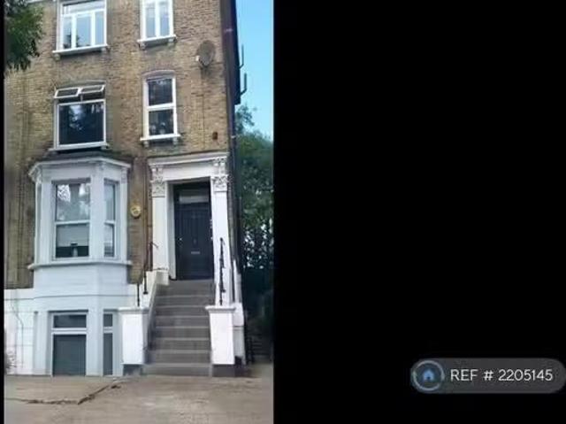 2 bedroom flat for rent in Grosvenor Road, London, E11