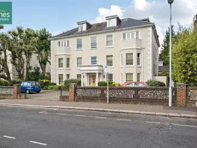 2 bedroom flat for rent in Gratwicke Road, Worthing, West Susi.