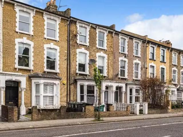 2 bedroom flat for rent in Graham Road, London, E8