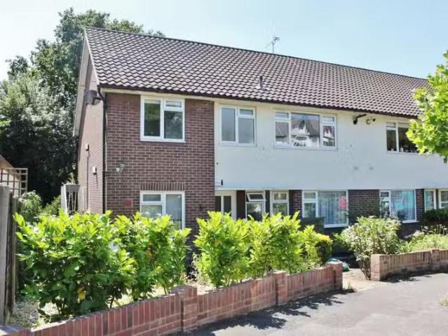 2 bedroom flat for rent in Grange Avenue, Woodford Green, IG8
