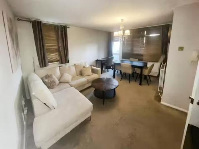 2 bedroom flat for rent in Grantham Road, Manor Park, E12 5NT.