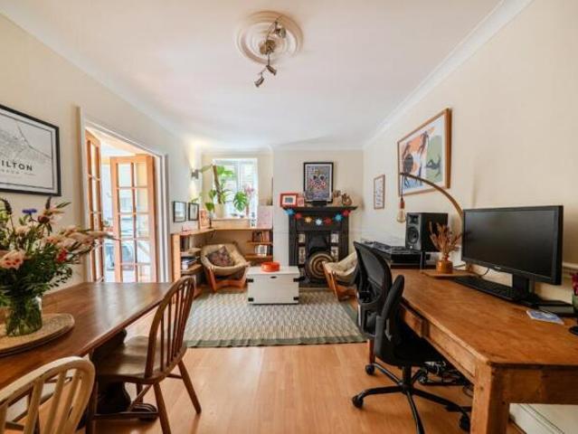 2 bedroom flat for rent in Granville Road, London, N4
