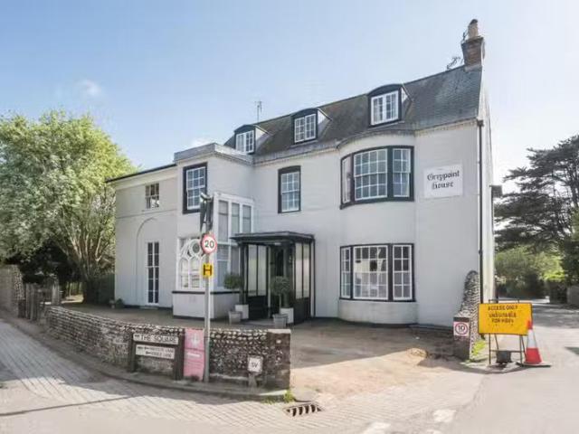 2 bedroom flat for rent in Grey Point House, The Square, Findo.