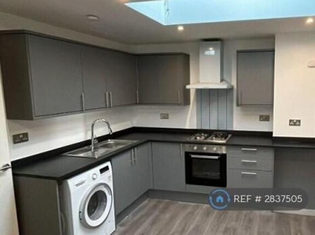 2 bedroom flat for rent in Greyhound Lane, London, SW16