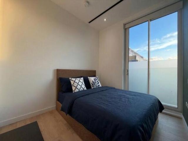 2 bedroom flat for rent in Great West Road, London, TW8