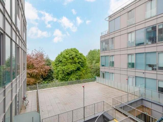 2 bedroom flat for rent in Great West Road, London, TW8