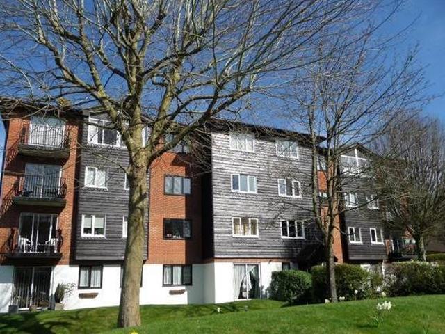 2 bedroom flat for rent in Great Heathmead Haywards Heath RH16