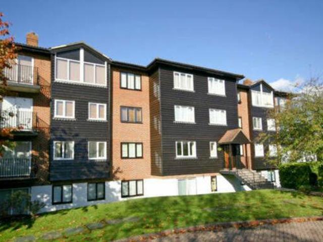 2 bedroom flat for rent in Great Heathmead Haywards Heath RH16