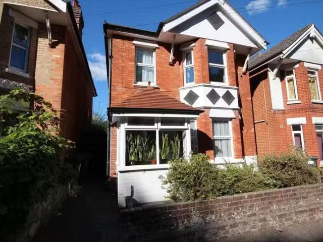 2 bedroom flat for rent in Green Road, Bournemouth, BH9