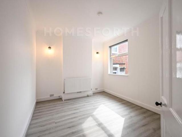 2 bedroom flat for rent in Greenford Avenue, Greenford, W7