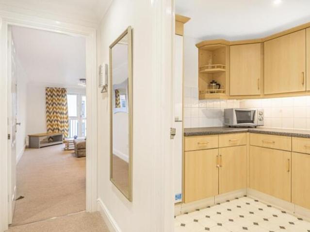2 bedroom flat for rent in Greenview Close, Acton, London, W3