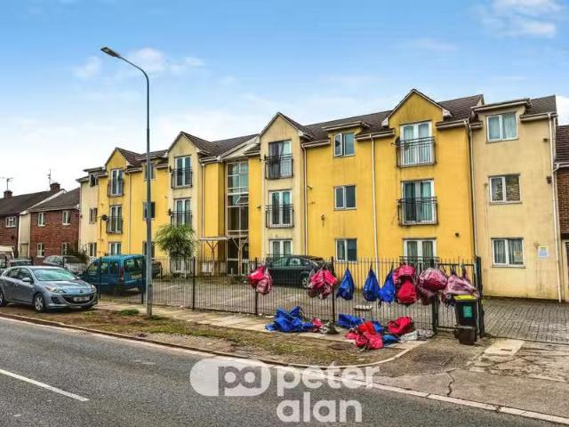 2 bedroom flat for rent in Greenway Court, Greenway Road, Rumn.