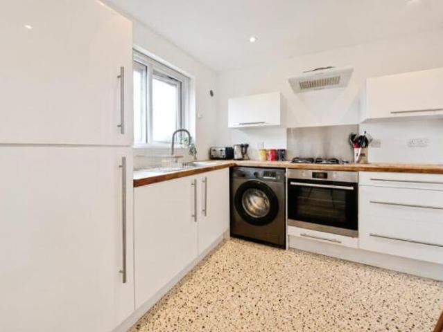 2 bedroom flat for rent in Greenway Close, London, N11