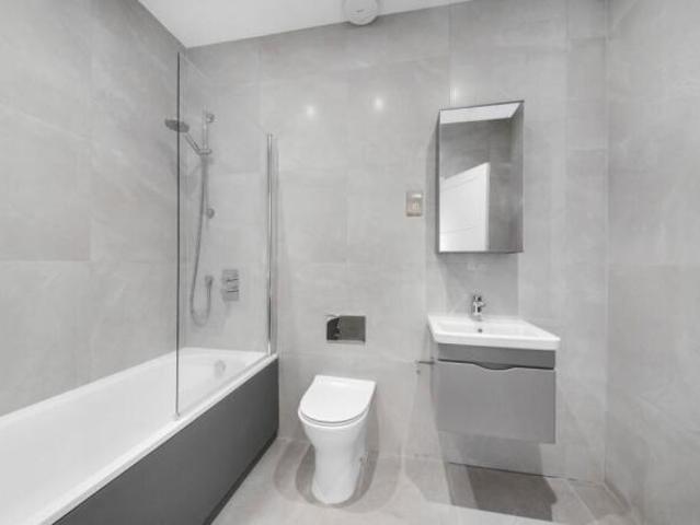 2 bedroom flat for rent in Greenwich High Road, Greenwich, SE10