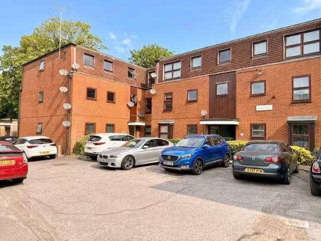 2 bedroom flat for rent in Gresham Court, Gresham Road, Brentw.