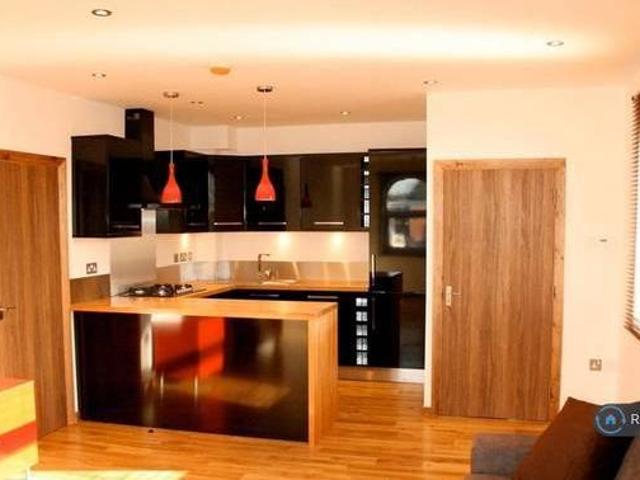 2 bedroom flat for rent in Gresham Road Staines TW18