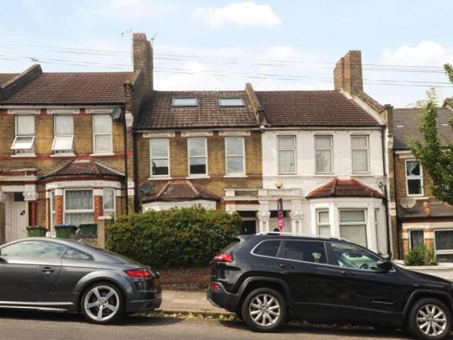 2 bedroom flat for rent in Griffin Road, London, SE18