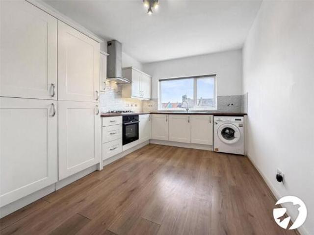 2 bedroom flat for rent in Griffin Road, London, SE18