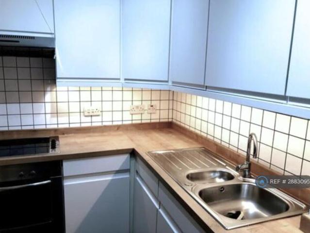 2 bedroom flat for rent in Hampton Court, London, N1