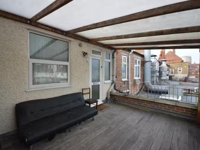 2 bedroom flat for rent in Handel Parade, Whitchurch Lane, Edg.