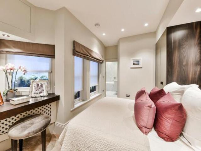 2 bedroom flat for rent in Hans Crescent, Knightsbridge, London, SW1X