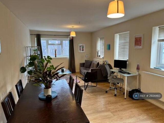 2 bedroom flat for rent in Hackney, London, E8