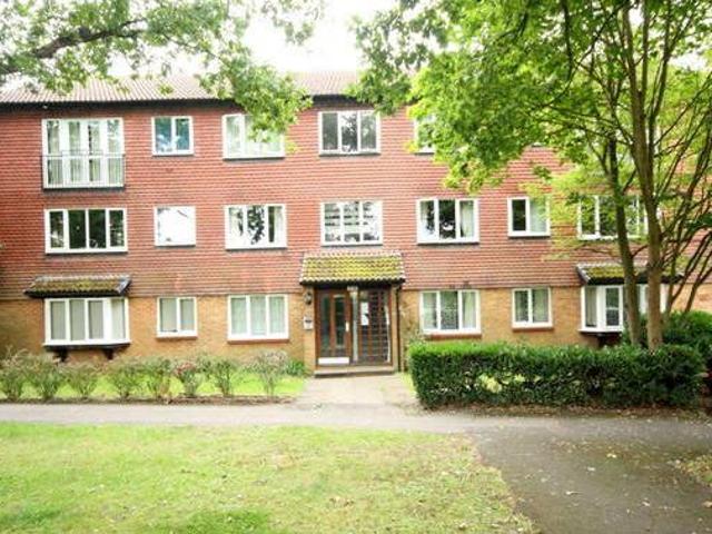2 bedroom flat for rent in Hallington Close Woking GU21