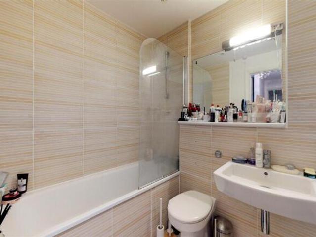 2 bedroom flat for rent in Hallmark Court, E14