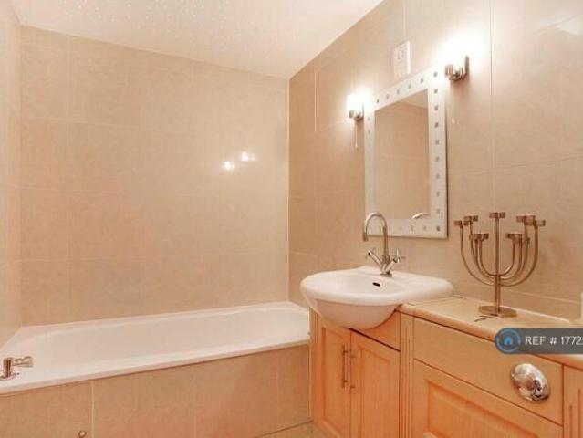 2 bedroom flat for rent in Hartfield Crescent, London, SW19