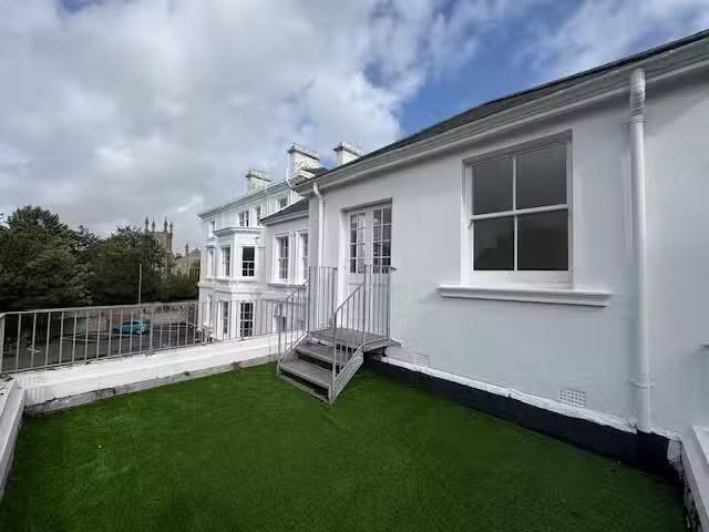 2 bedroom flat for rent in Hartington Place, Eastbourne, BN21