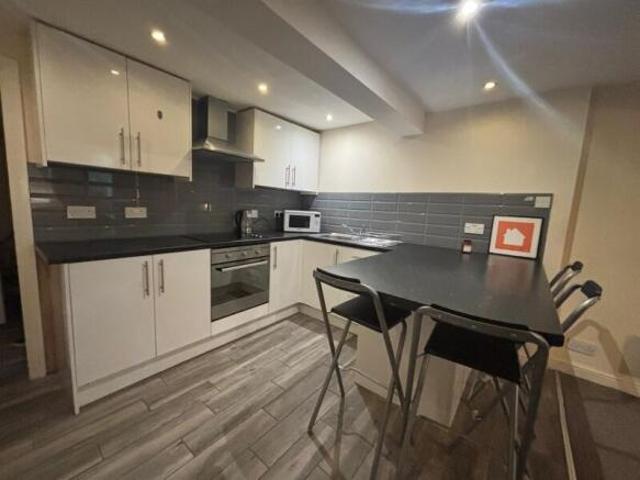 2 bedroom flat for rent in Hartley Avenue, Woodhouse, Leeds, LS6
