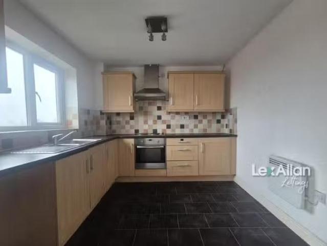 2 bedroom flat for rent in Harvest Fields, Harvest Road, Rowle.