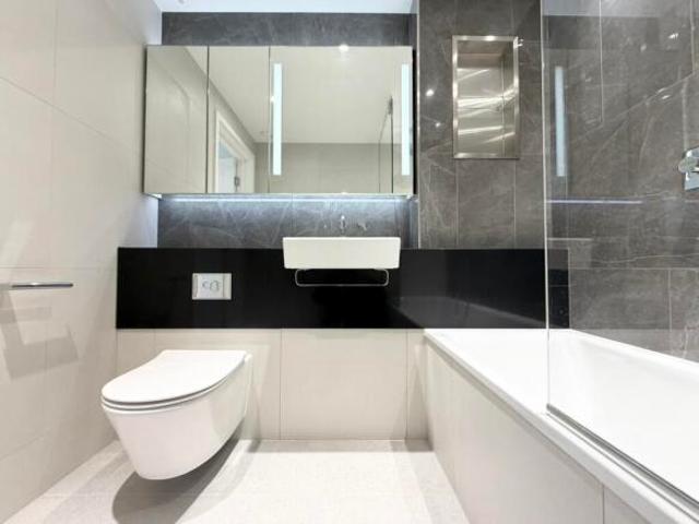 2 bedroom flat for rent in Harcourt Tower, Marsh Wall, London, E14