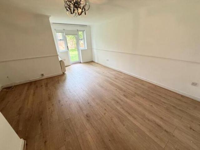 2 bedroom flat for rent in Harper Close, Southgate, N14