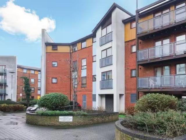 2 bedroom flat for rent in Harry Close, Croydon, CR0