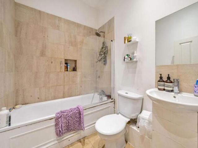 2 bedroom flat for rent in Haselrigge Road, Clapham North, London, SW4