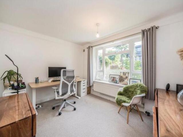 2 bedroom flat for rent in Haversham Close, East Twickenham, TW1