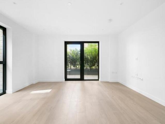 2 bedroom flat for rent in Hawker House, Anax Street, N4