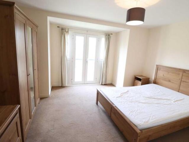 2 bedroom flat for rent in Hawkes Close, Slough, SL3