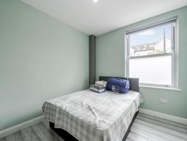 2 bedroom flat for rent in Haydon Park Road, London, SW19