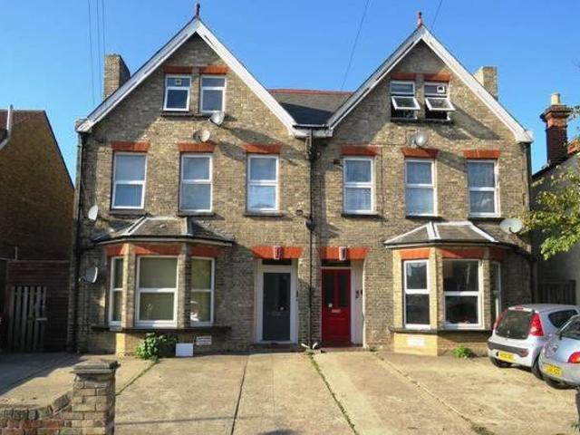 2 bedroom flat for rent in Hayes Road CLACTONONSEA CO15